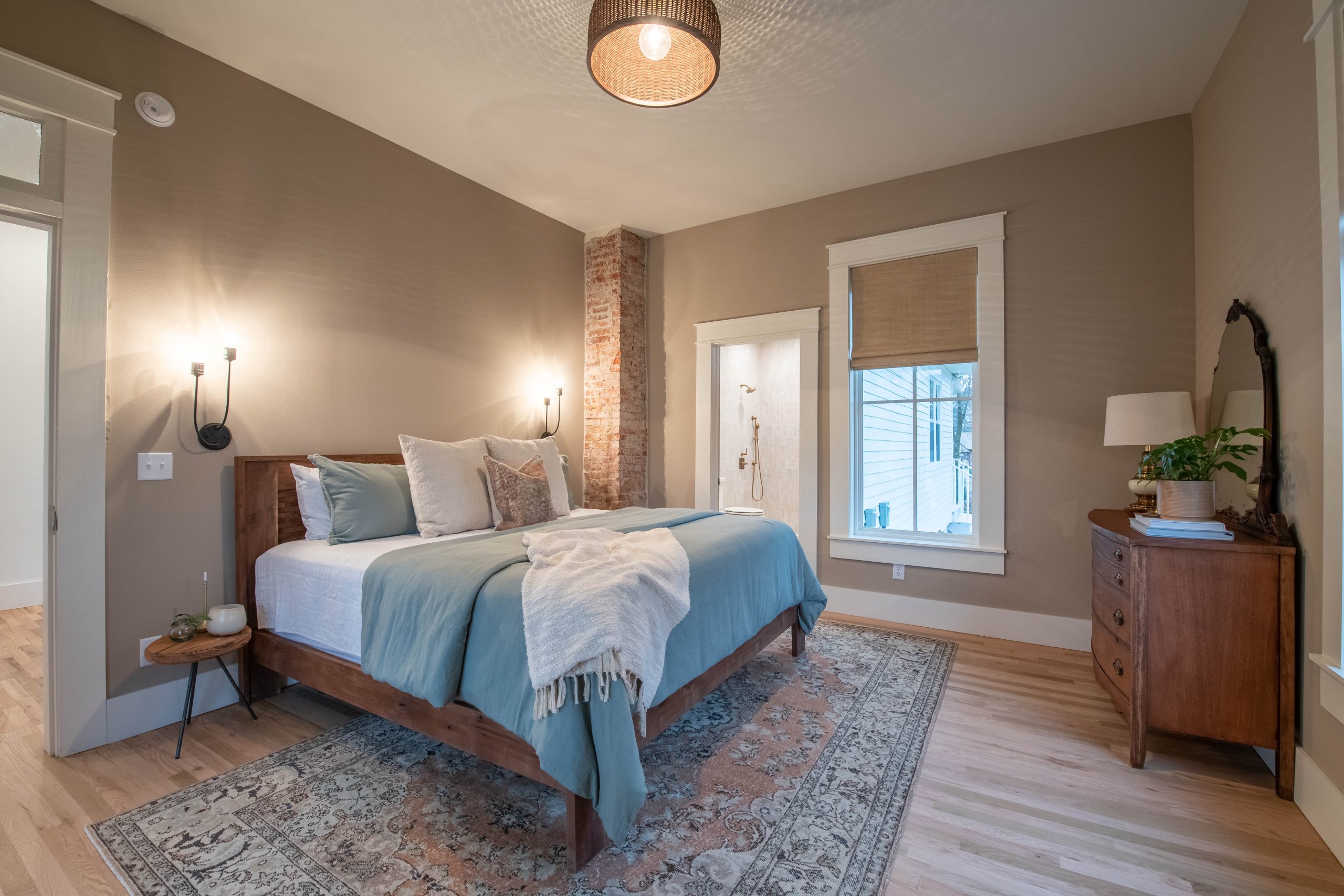 The Welcome Inn | Downstairs Bedroom and Bathroom - Dave & Jenny Marrs